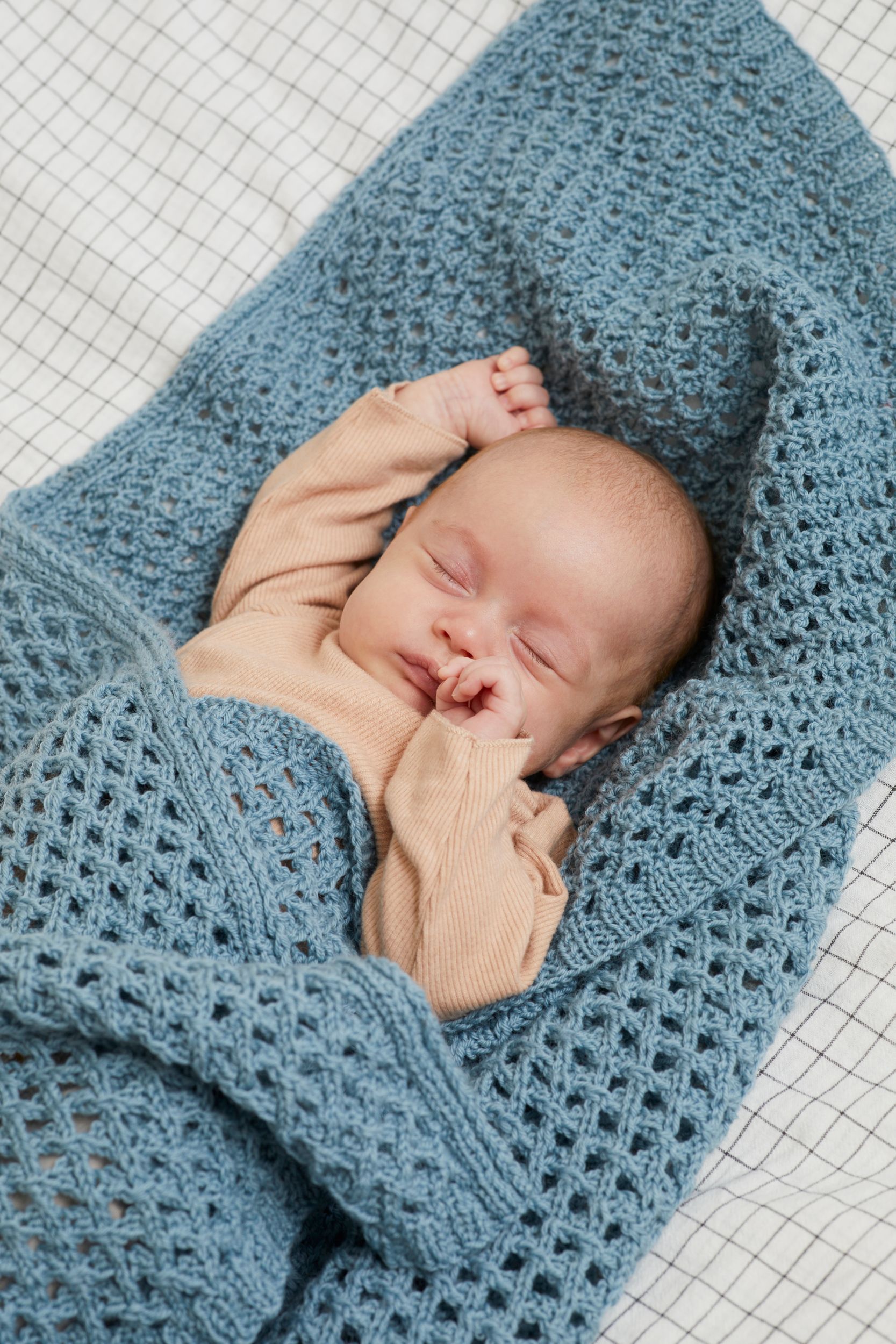 Strikkeoppskrift på babyteppe – Myke og varme design fra Rauma Garn